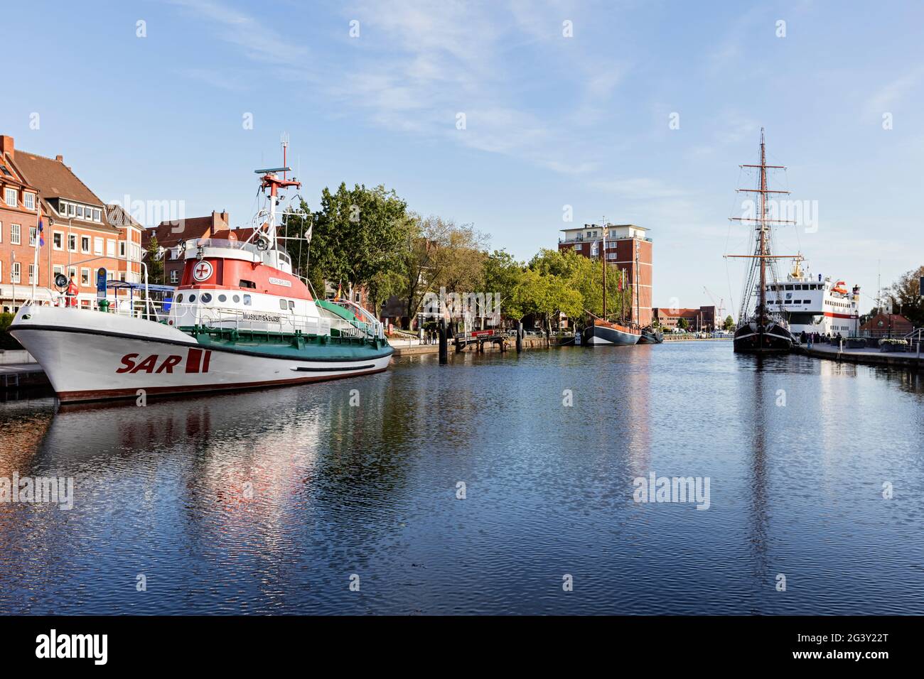 Museumskreuzer im Hafen von Emden, Seenotrettungskreuzer, Dreimaster ...
