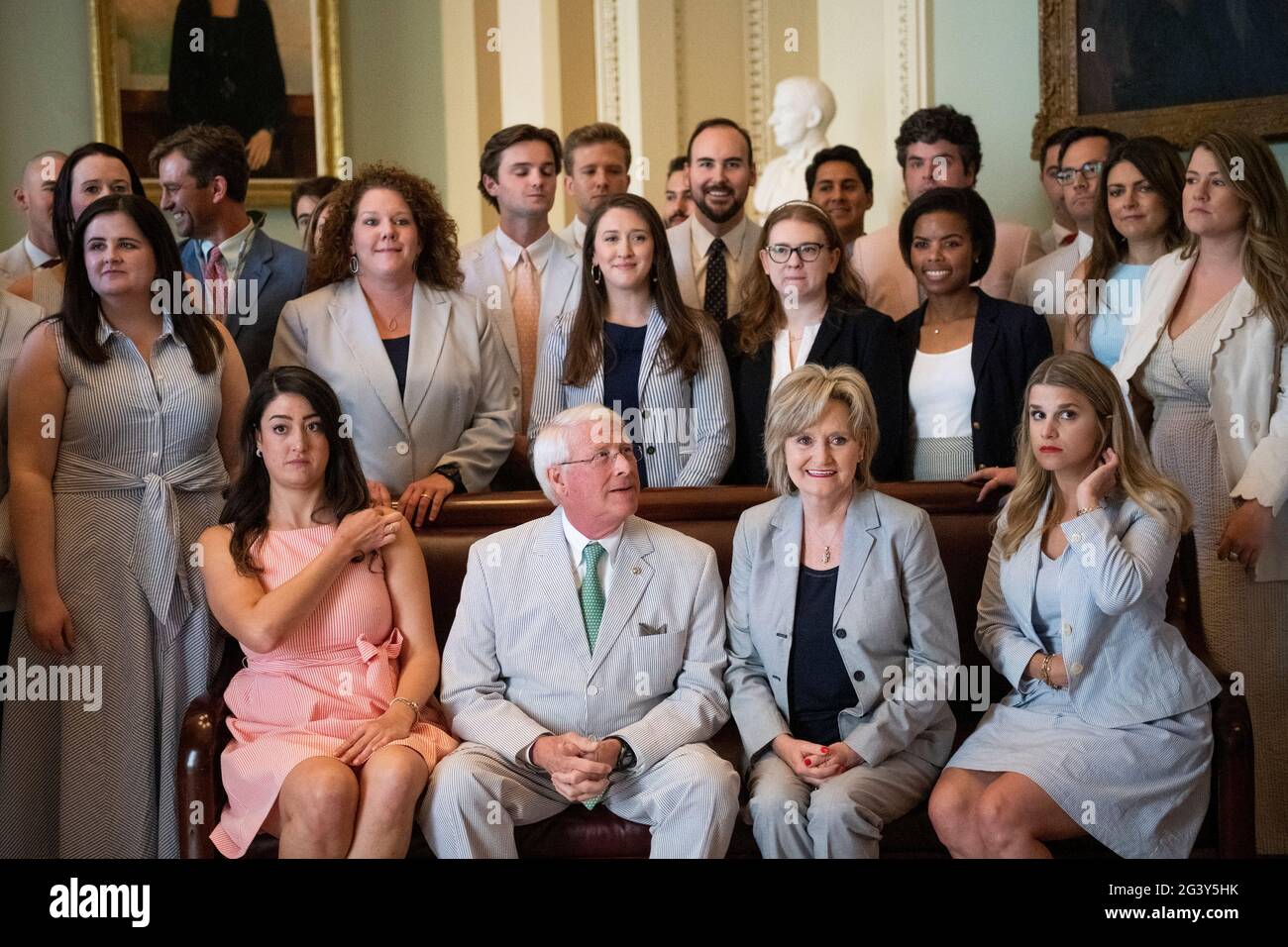Senator Roger Wicker (Republikaner von Mississippi), zweiter von links ...