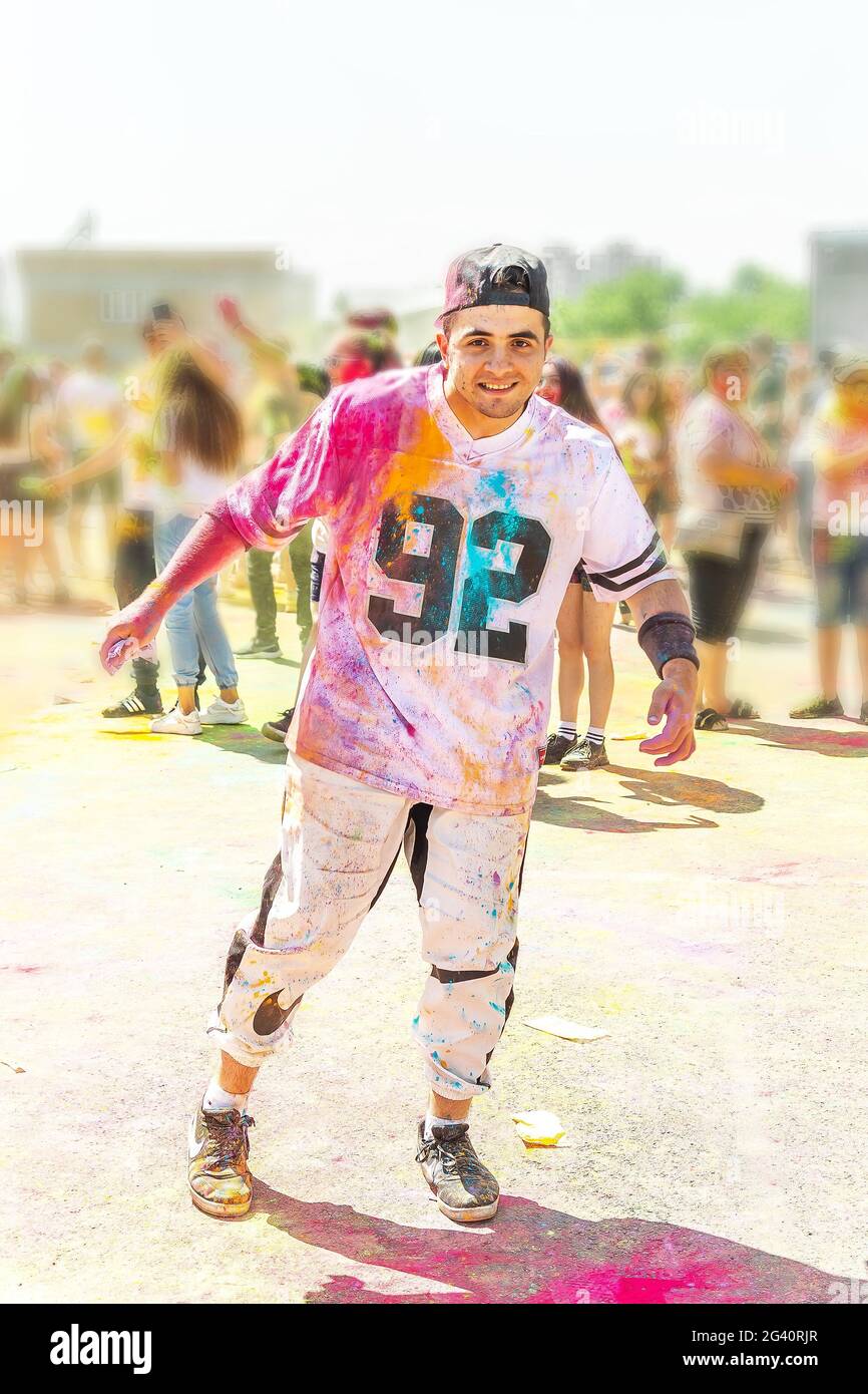 Der hübsche Junge im Farbfest, farbige Gesichter der Völker, Farbfest ...