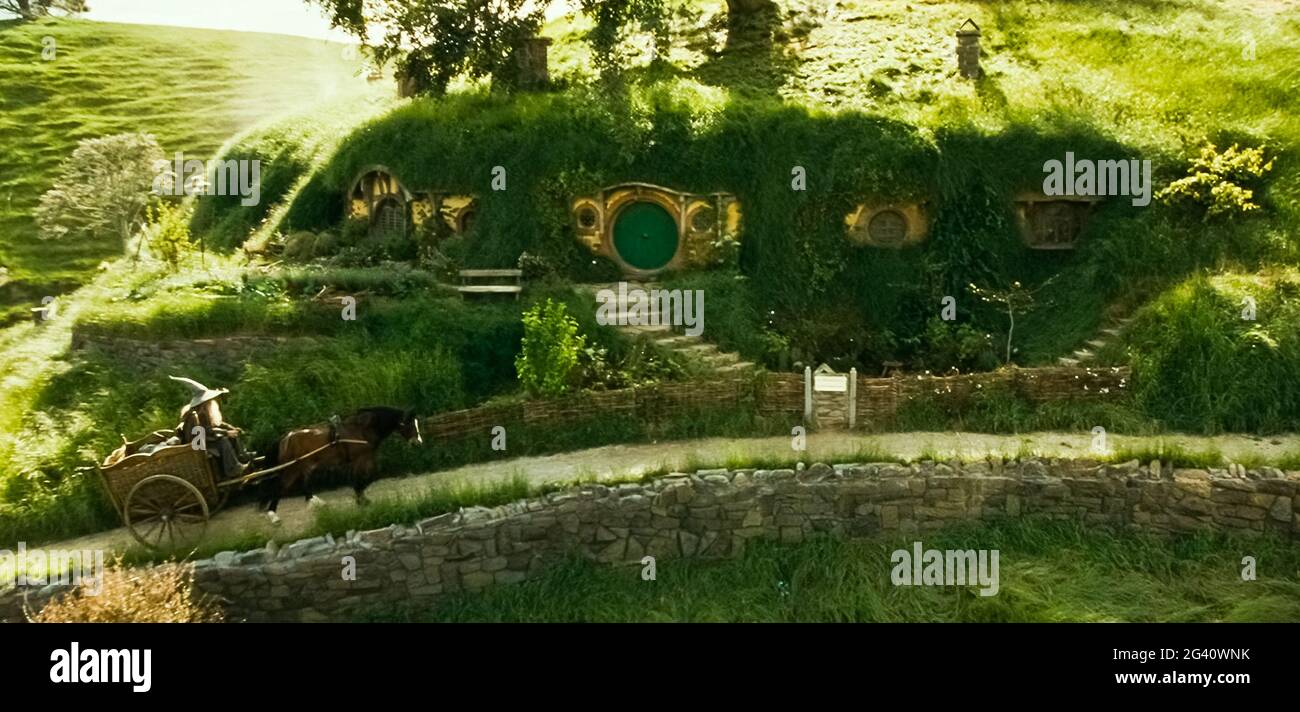 USA. Elijah Wood und Ian McKellen in einer Szene ( The Shire ) aus (C)New Line Cinema Film: The ...