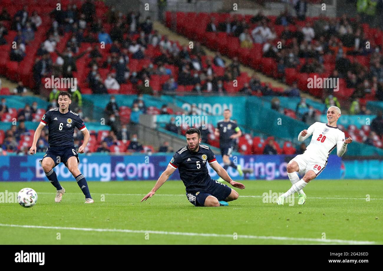 Der Engländer Phil Foden (rechts) hat beim UEFA Euro 2020-Spiel der ...