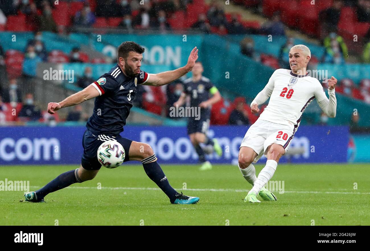 Der Engländer Phil Foden (rechts) hat beim UEFA Euro 2020-Spiel der ...