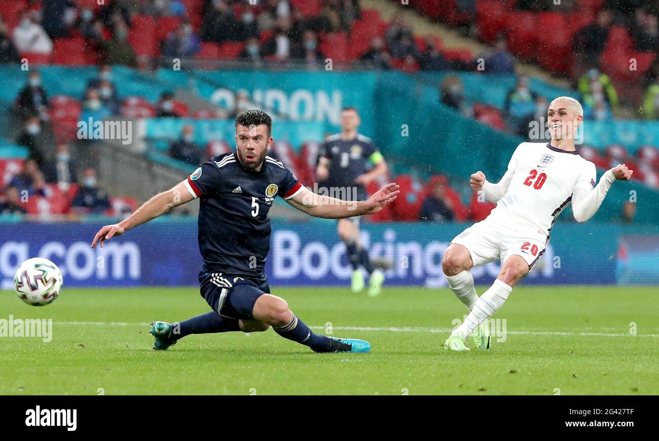 Der Engländer Phil Foden (rechts) hat beim UEFA Euro 2020-Spiel der ...