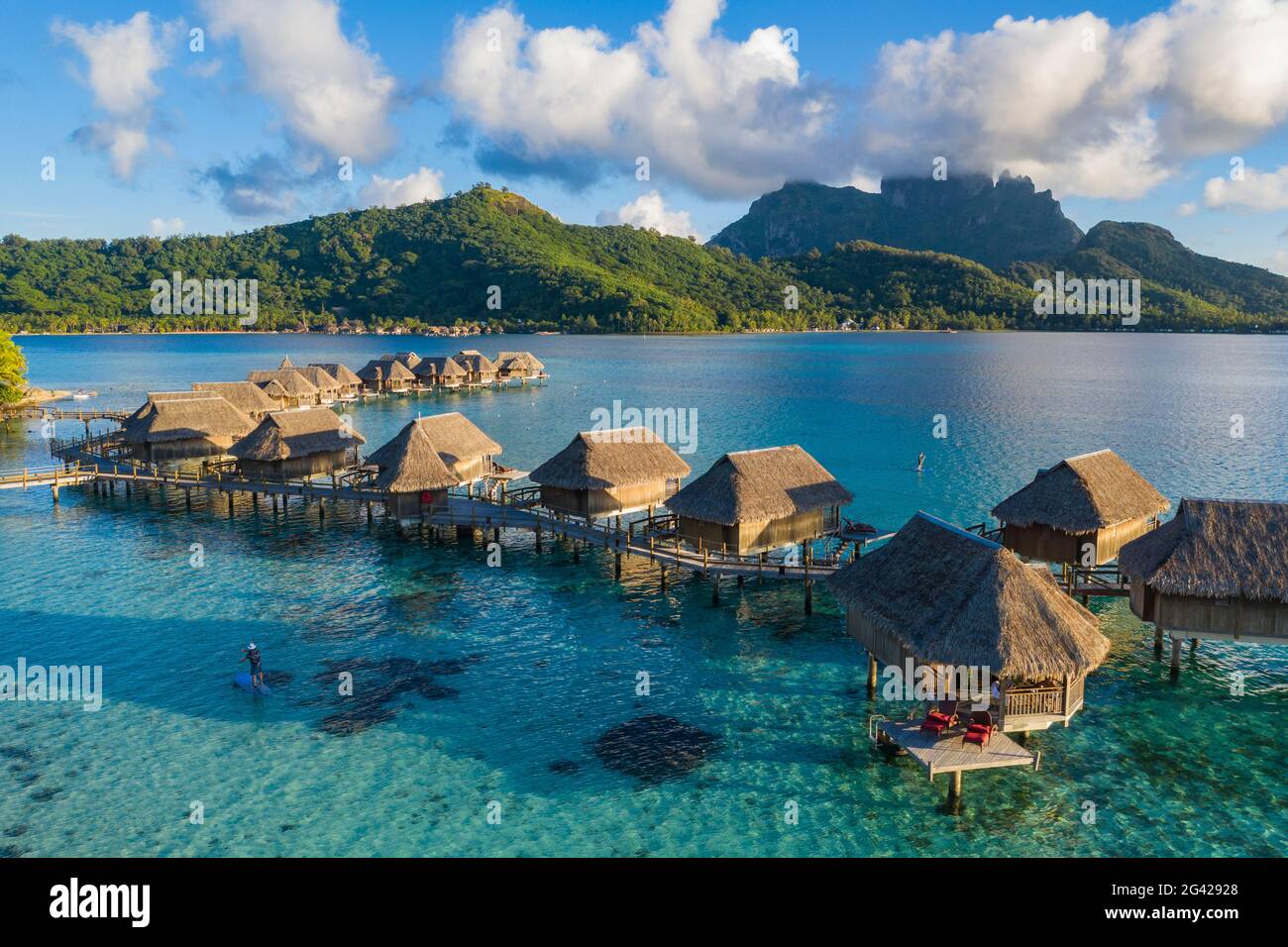 Luftbild des Menschen auf dem SUP Stand Up Paddle Board in der Bora Bora Lagune mit den ...