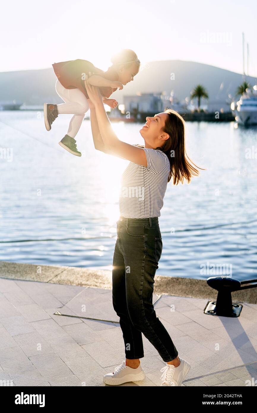 Mutter wirft kind in der luft -Fotos und -Bildmaterial in hoher ...