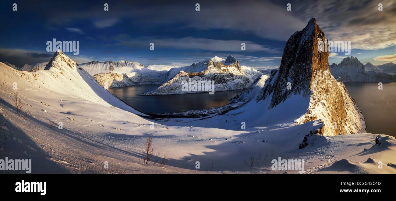 Segla Gipfel und Fjordgard Dorf im Winter, Senja, Norwegen ...