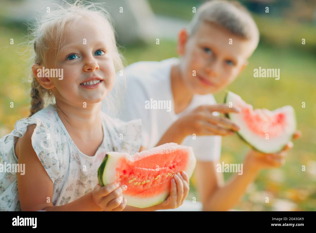 Schwester und bruder glücklich -Fotos und -Bildmaterial in hoher Auflösung – Alamy
