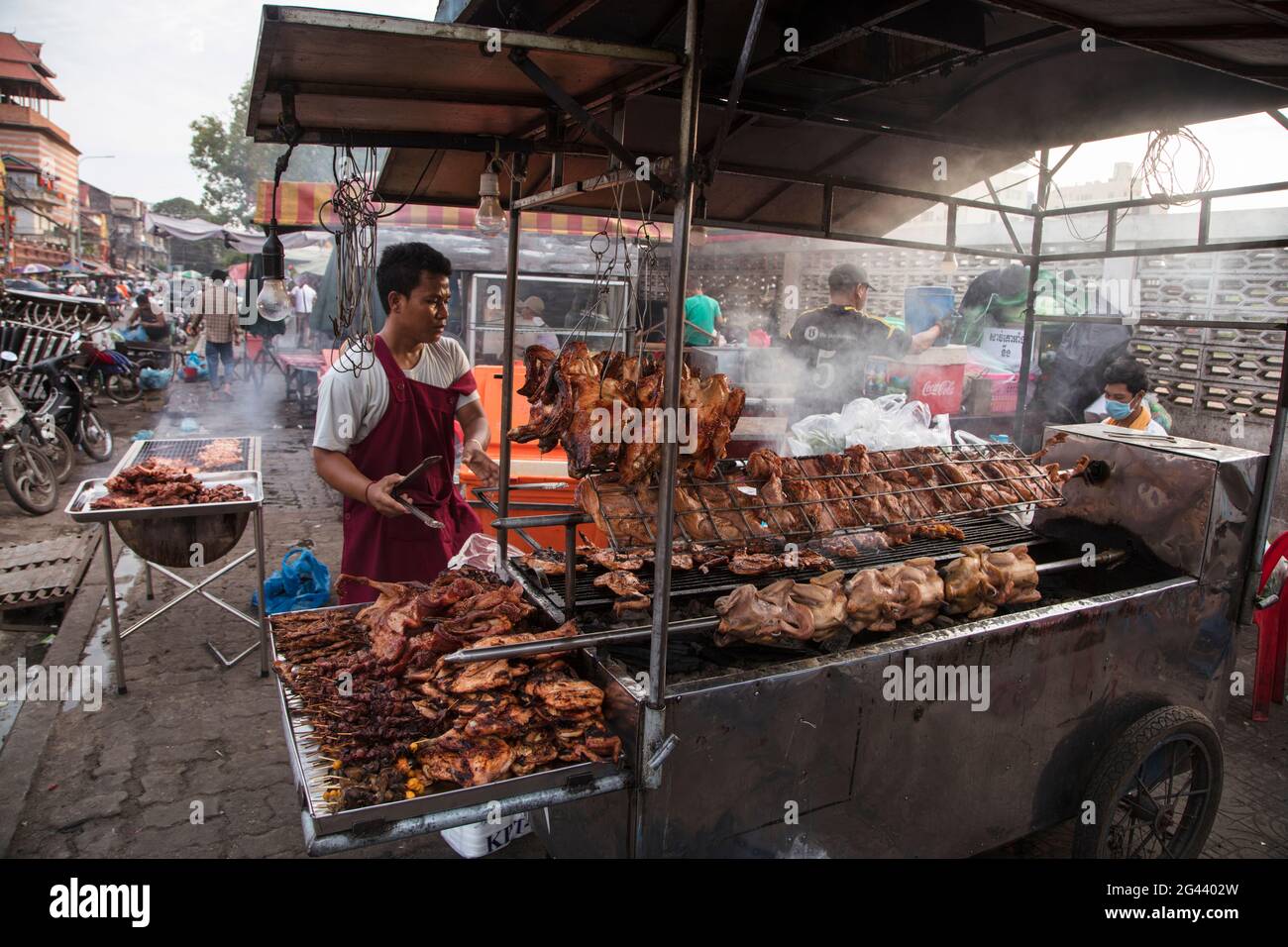 Gegrilltes Hähnchen an einem Street Food Stand vor dem Phsar Kandal ...