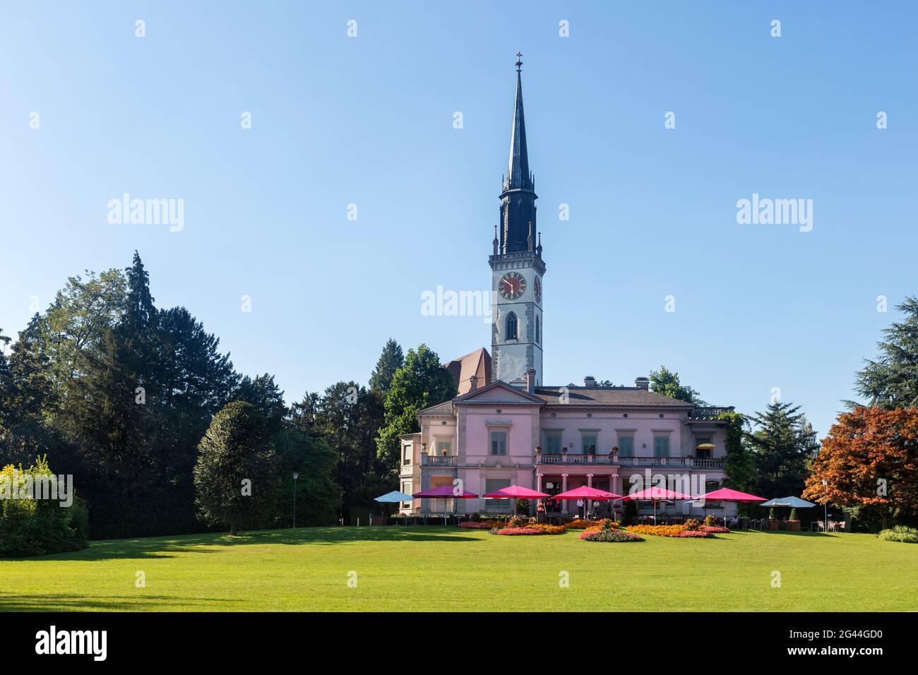 Seerestaurant und dahinter St. Jakob in Cham im Kanton Zug, Schweiz ...