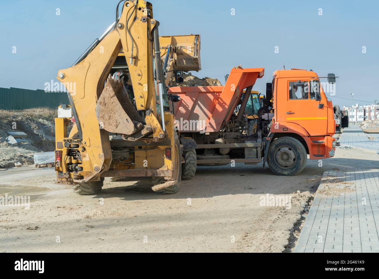 Schwere Maschinen aus der industriellen Technik, die zum Bau neuer Gebäude verwendet wurden ...