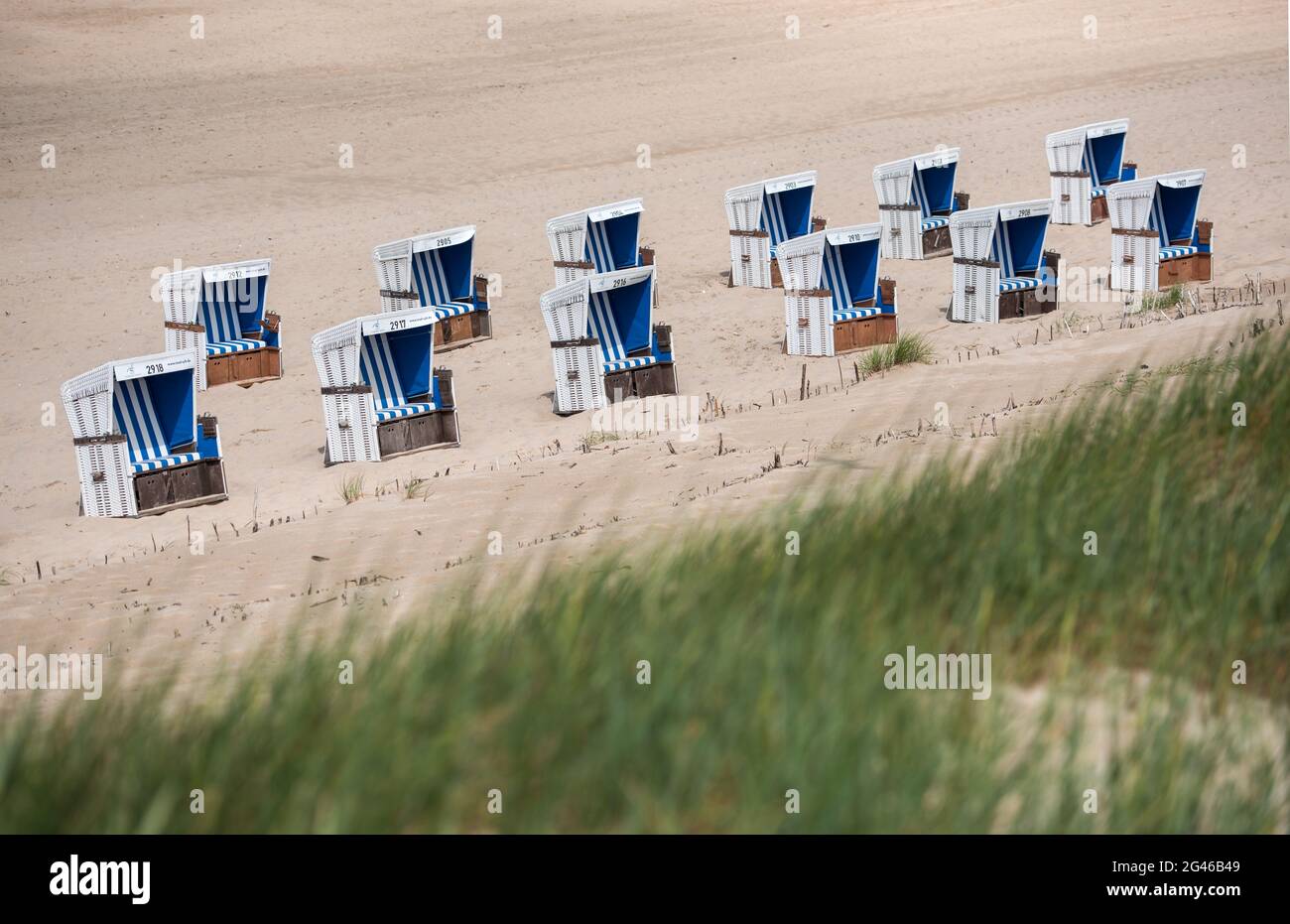 Insel Sylt, Deutschland. Juni 2021. Zahlreiche leere Liegen stehen auf ...