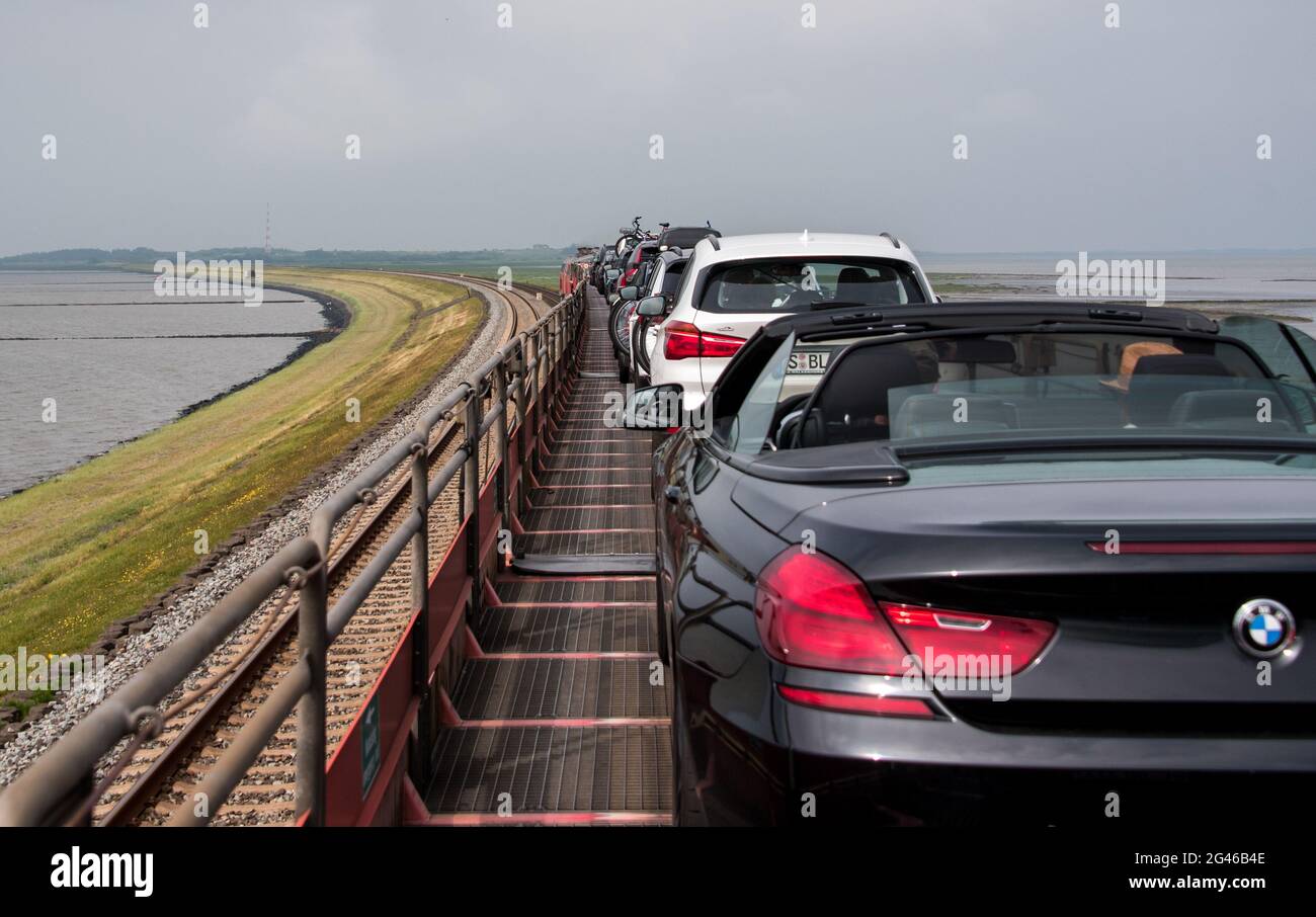 Insel Sylt, Deutschland. Juni 2021. Autos stehen auf einem Zug der ...