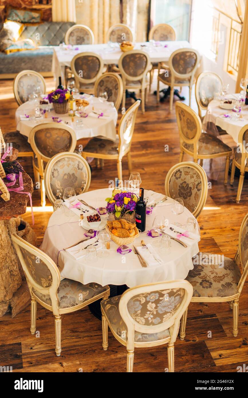 Silbernes bankett -Fotos und -Bildmaterial in hoher Auflösung – Alamy