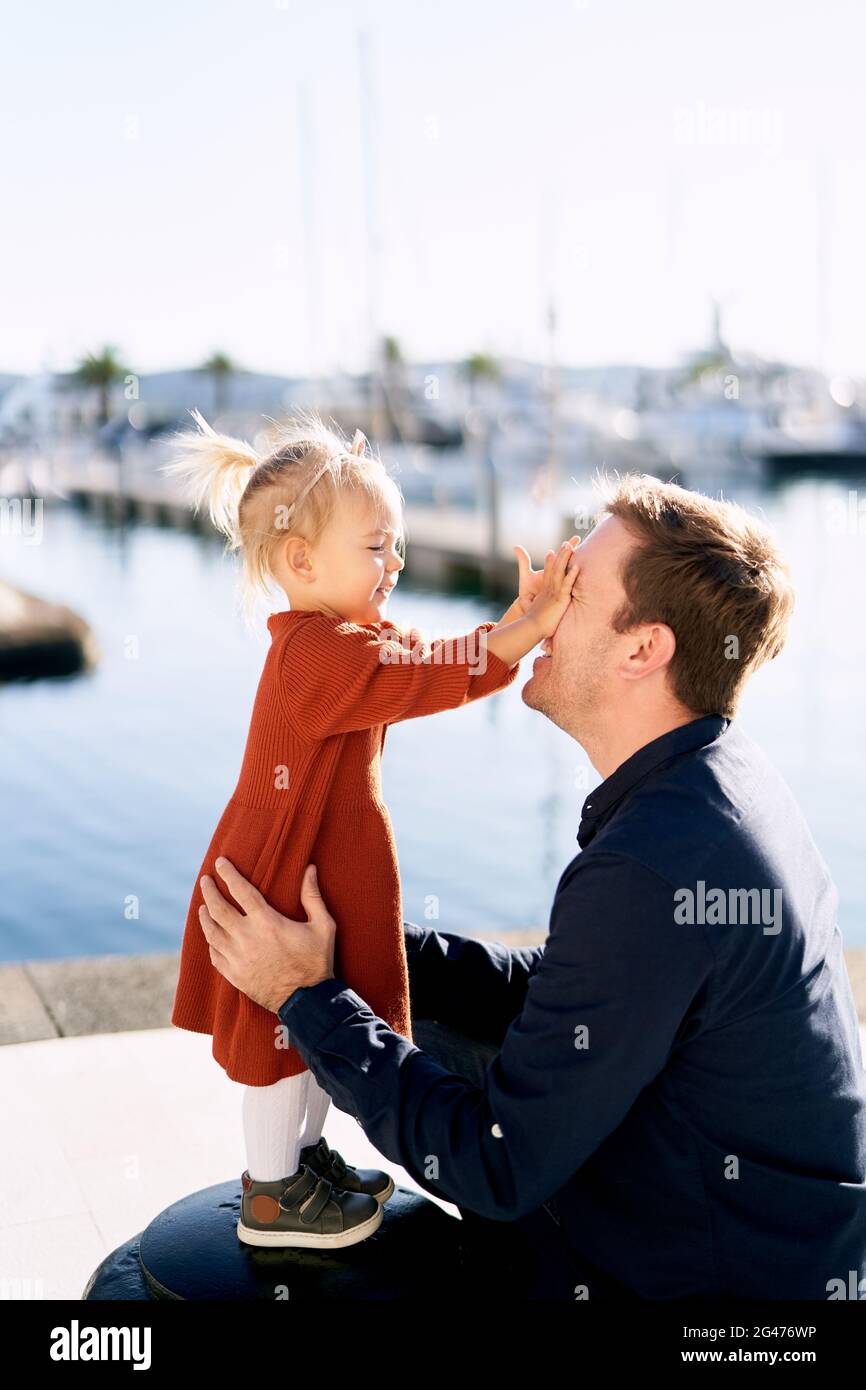 Family peek a boo -Fotos und -Bildmaterial in hoher Auflösung – Alamy