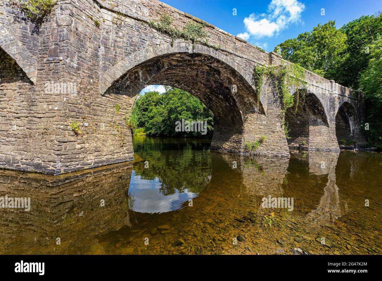 Detail der historischen Rothern Bridge und Reflections auf dem River ...
