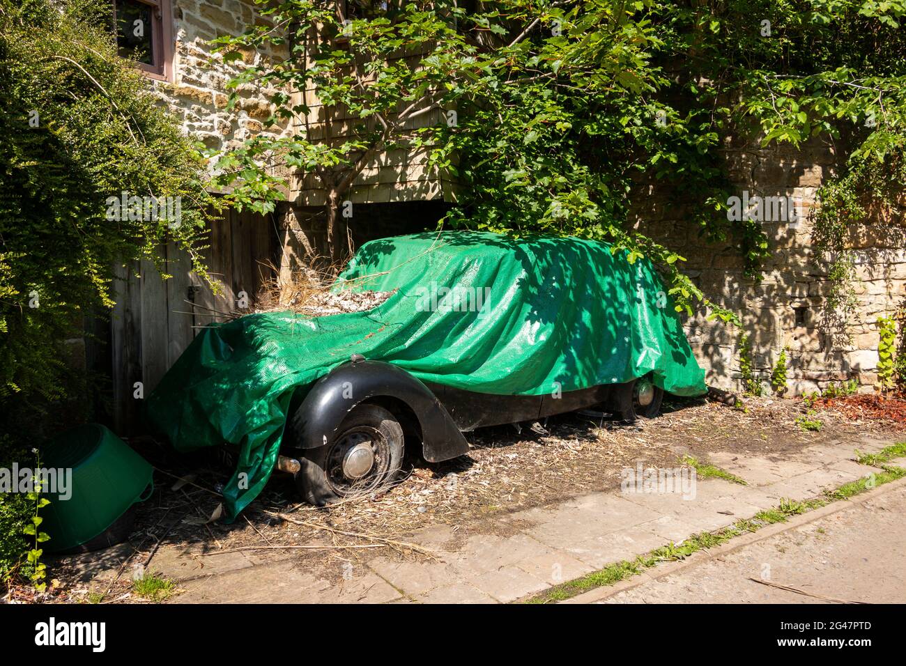 Auto mit plane abgedeckt -Fotos und -Bildmaterial in hoher Auflösung ...