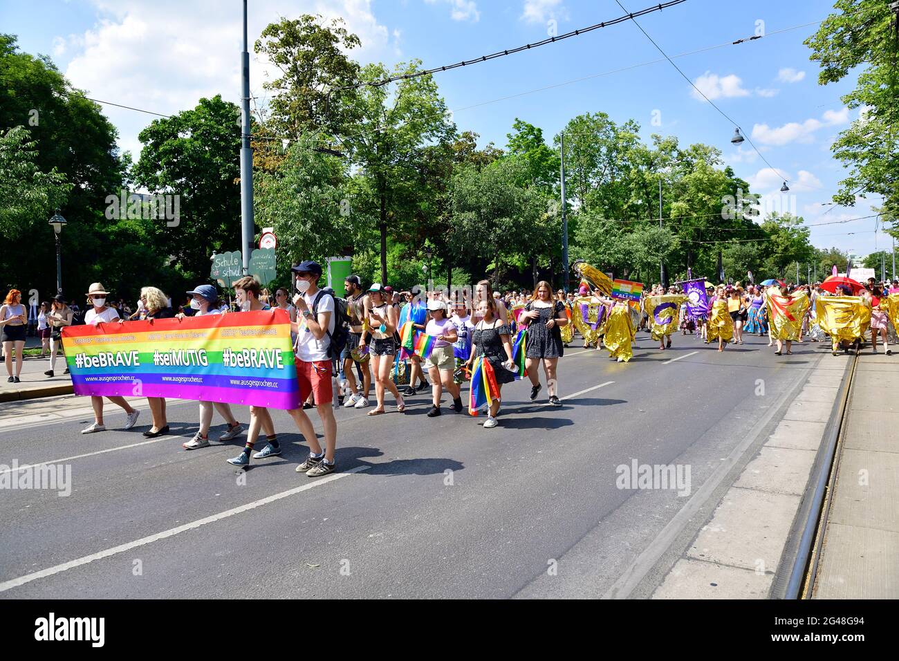 Regenbogenparade vienna -Fotos und -Bildmaterial in hoher Auflösung – Alamy