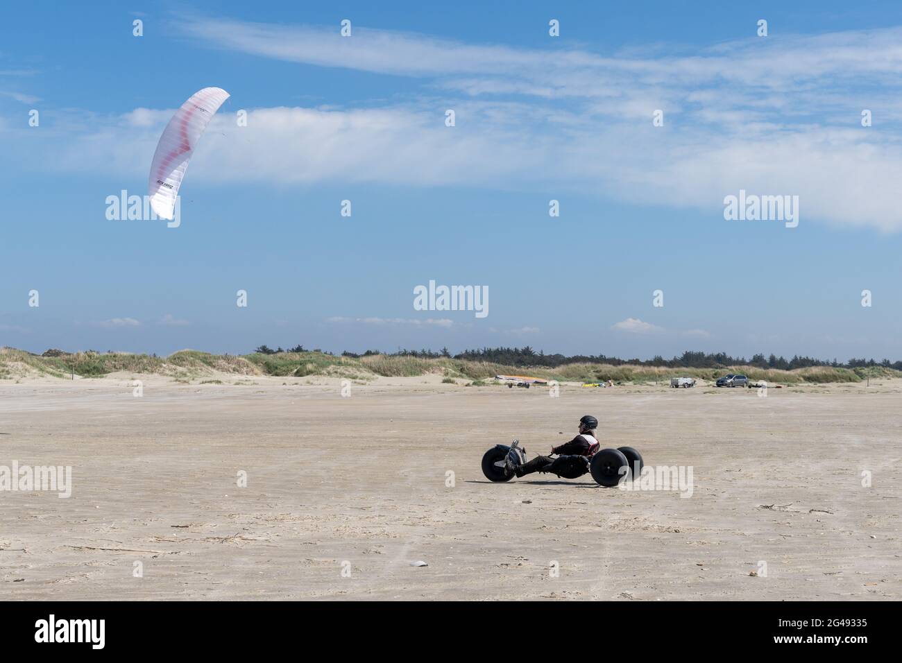 Kite buggy on beach -Fotos und -Bildmaterial in hoher Auflösung – Alamy
