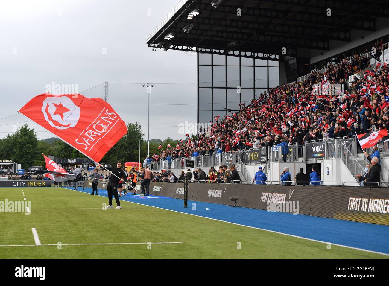 Eine allgemeine Ansicht der Fans, bevor die Greene King IPA ...