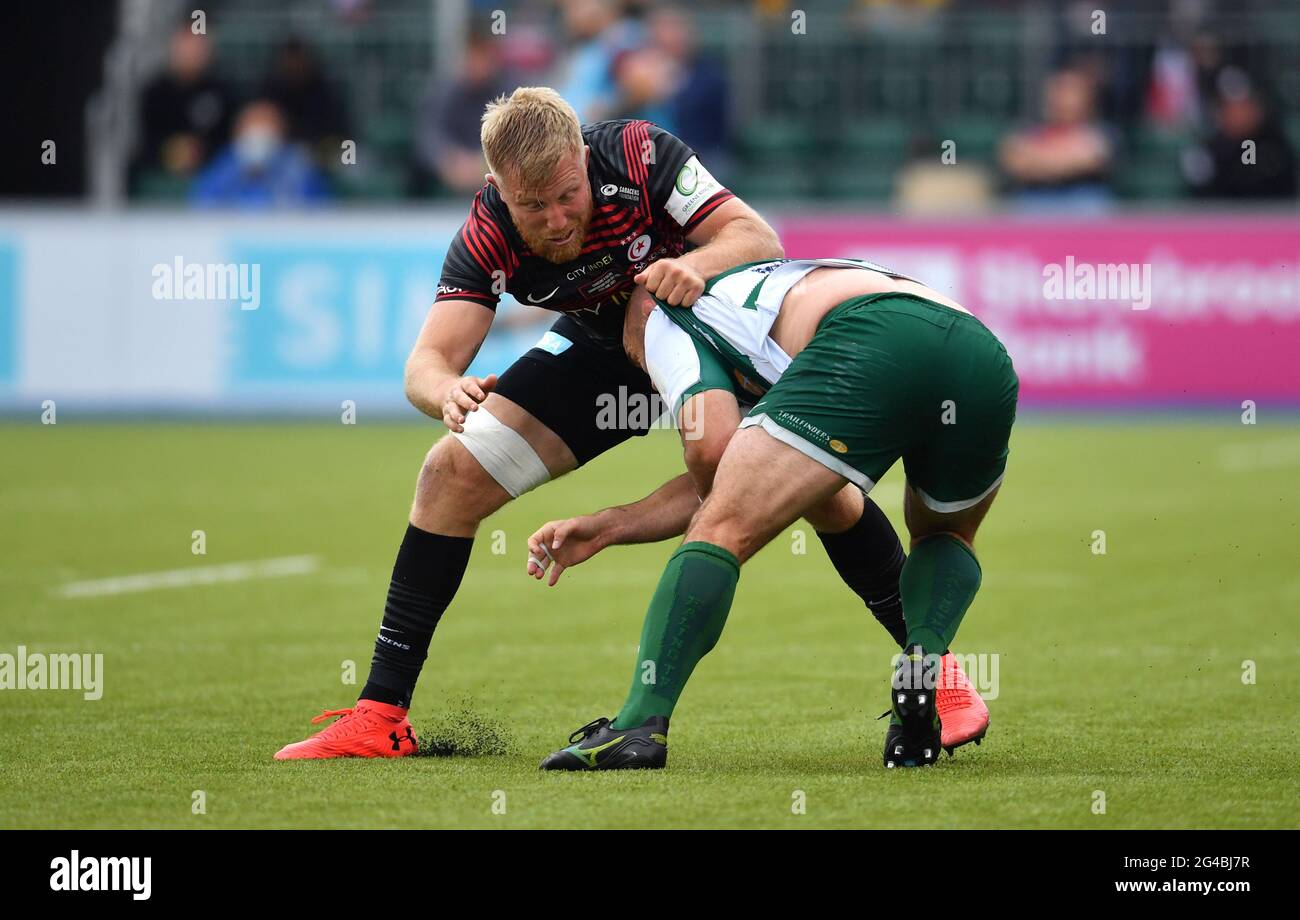 Jackson Wray von Saracens (links) tritt Shaun Malton von Ealing ...