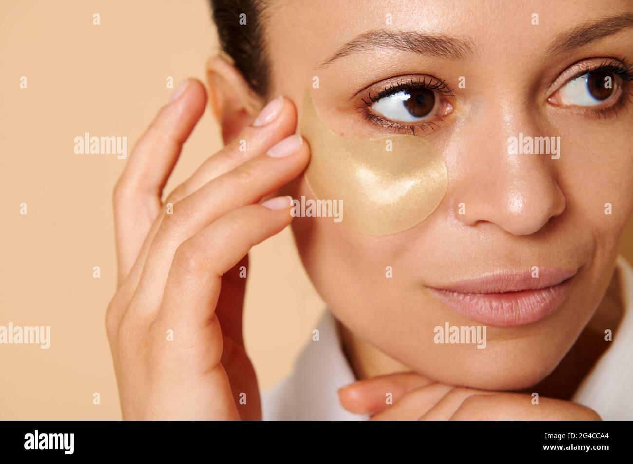 Woman wearing eye patch -Fotos und -Bildmaterial in hoher Auflösung – Alamy