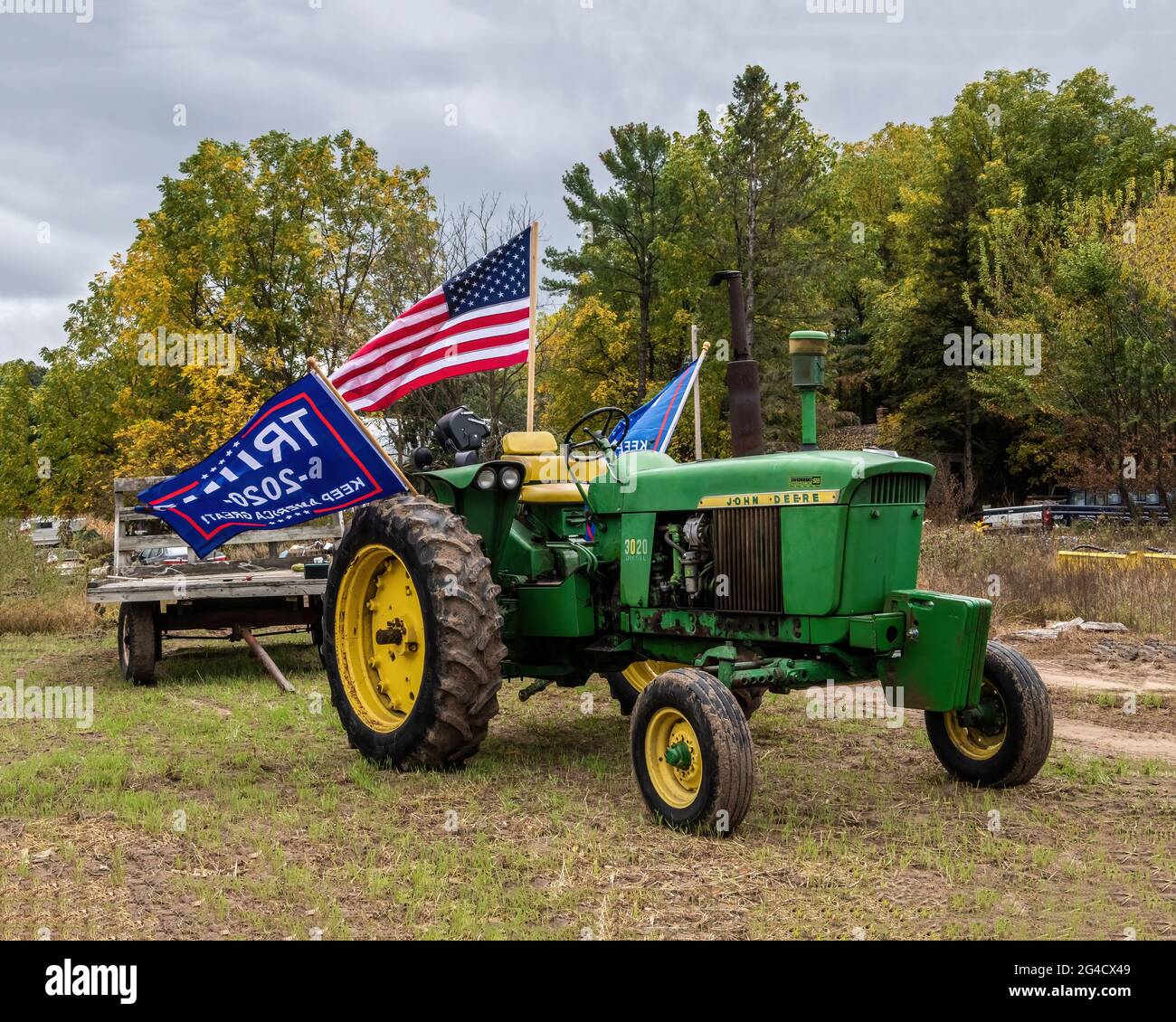 John Deere 3020-Traktor mit US-amerikanischer Flagge und Trump-Flagge ...