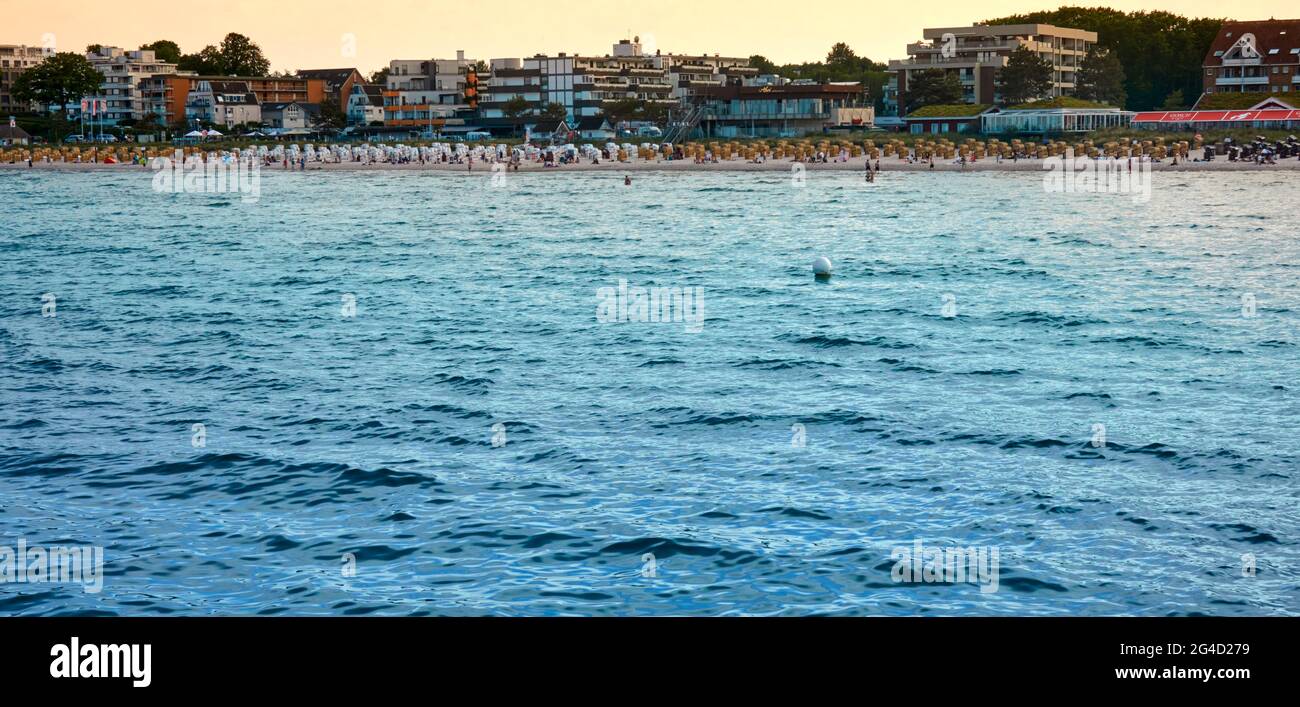 Übersicht über den großen Strand an der deutschen Ostsee mit vielen ...