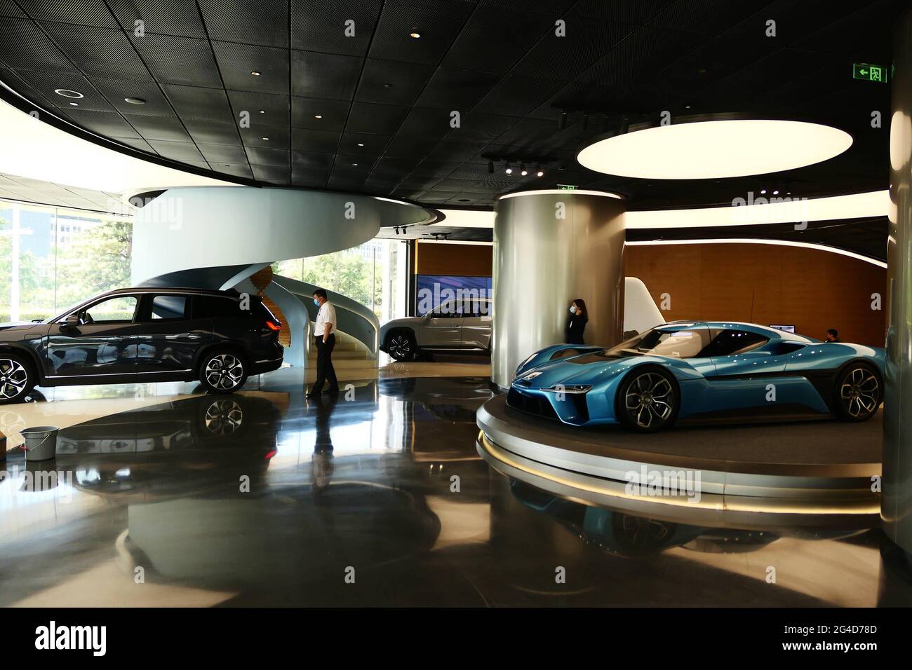 PEKING, CHINA - 21. JUNI 2021 - EIN Blick auf Elektroautos im Flagship ...