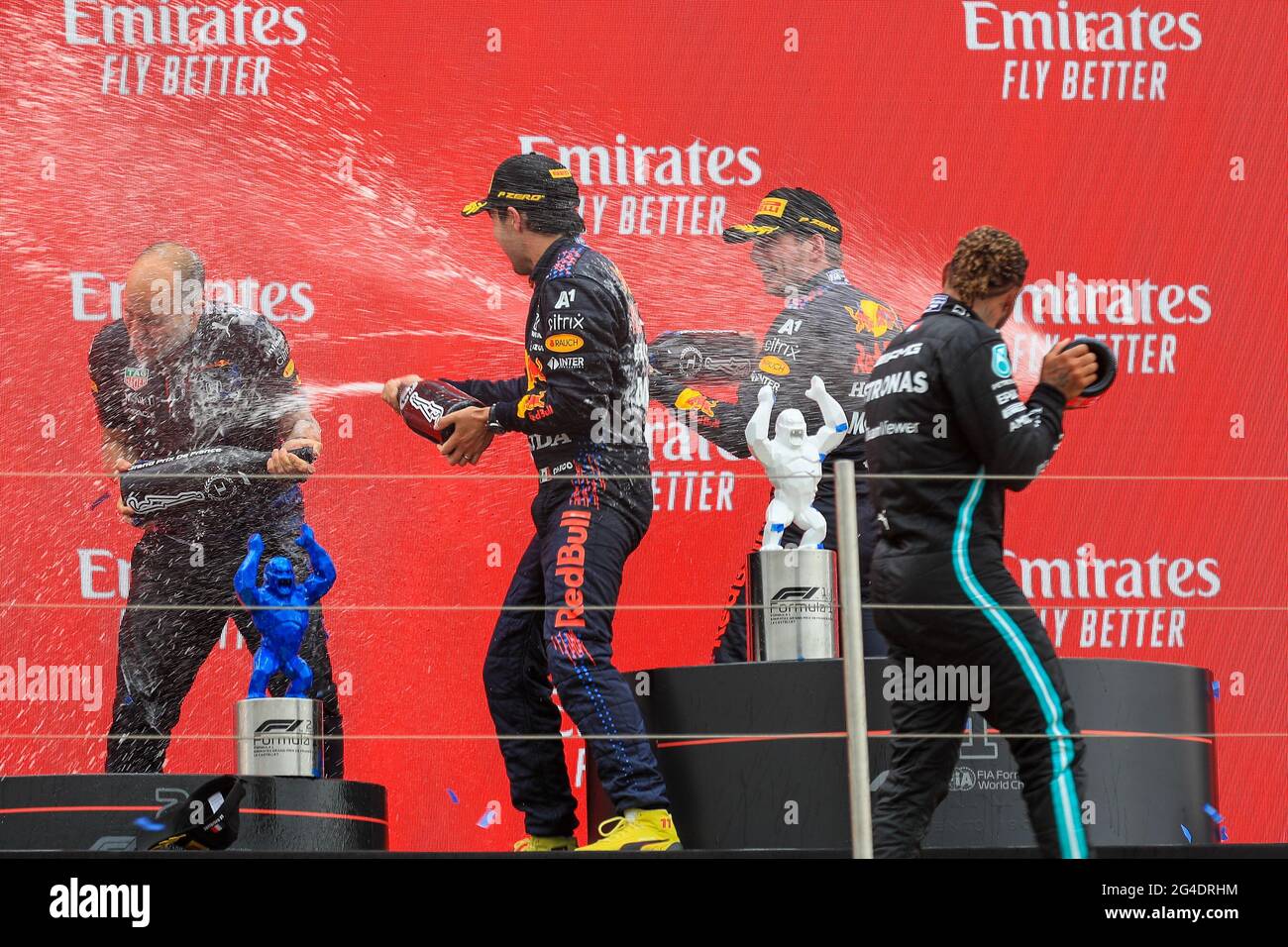 Red bull racing feiert auf dem podium lewis hamilton -Fotos und -Bildmaterial in hoher Auflösung ...