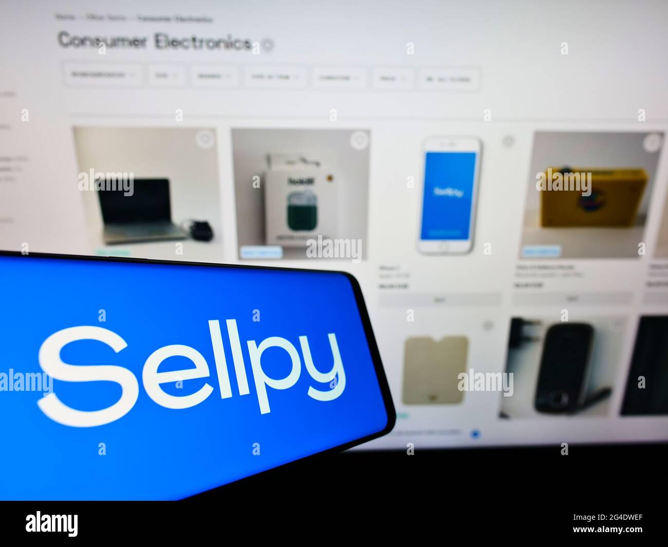 Mobiltelefon mit Logo des schwedischen E-Commerce-Unternehmens Sellhelp ...