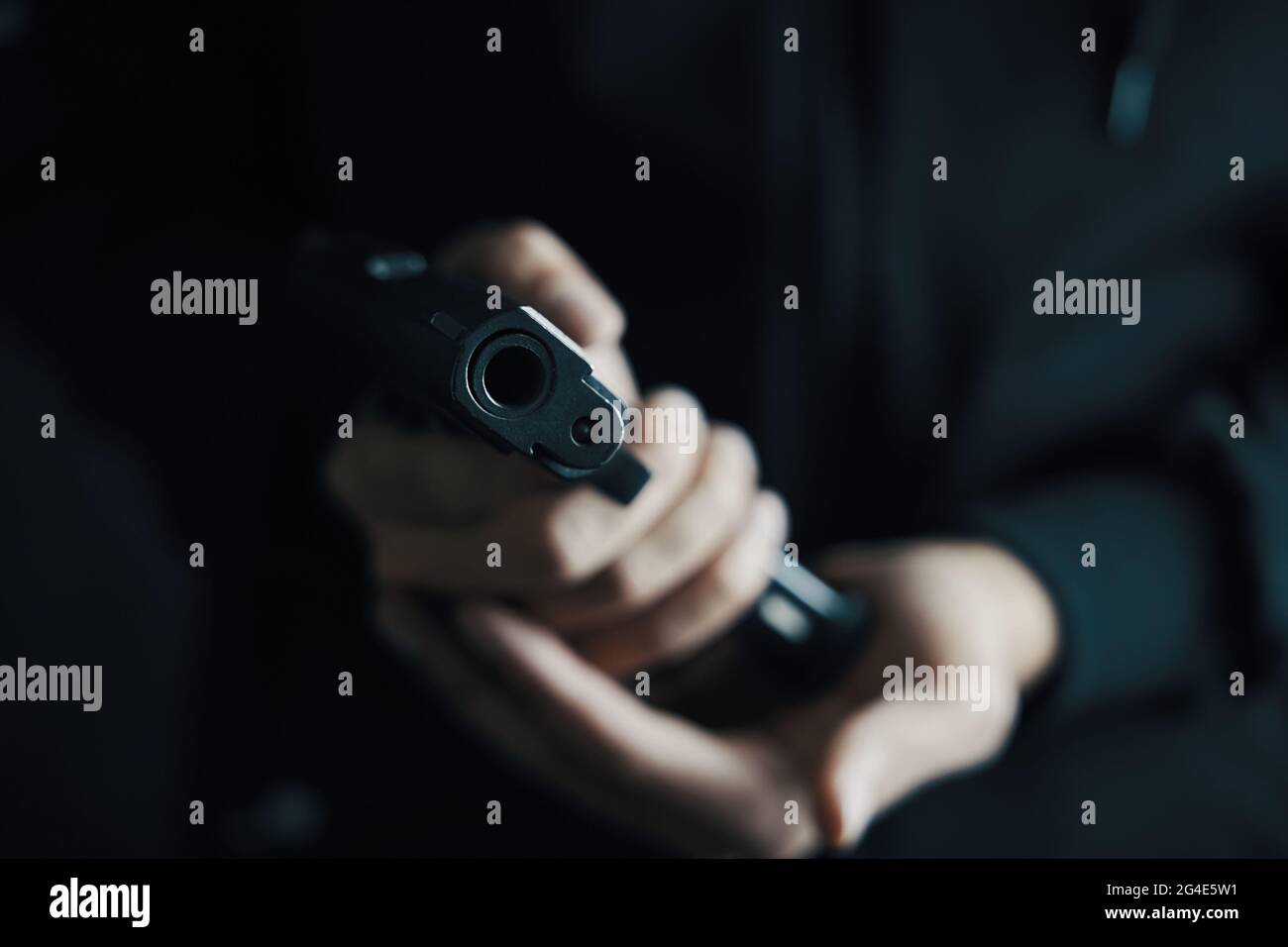 Der Fang der Waffe ist auf die Kamera gerichtet. Nahaufnahme der ...