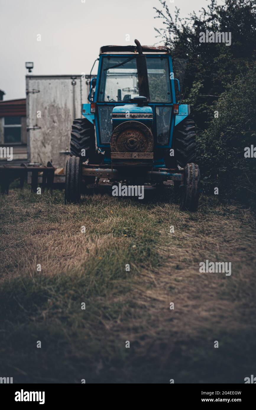 Alter blauer traktor -Fotos und -Bildmaterial in hoher Auflösung – Alamy
