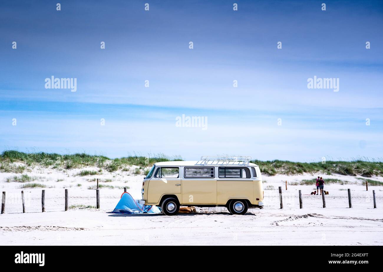 St. Peter Ording, Deutschland. Juni 2021. Camper parken mit einem ...