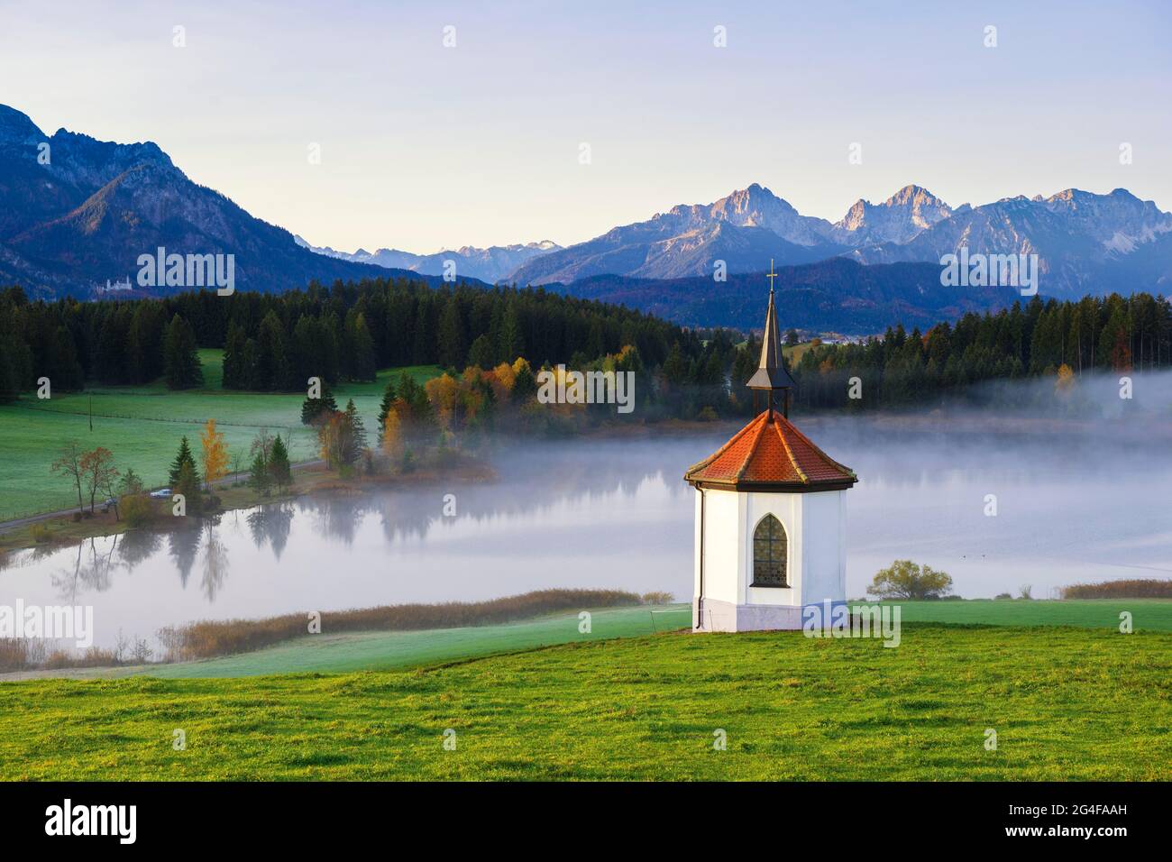 Kapelle, Hegratsrieder See, hinter Tannheimer Berge, bei Halblech ...