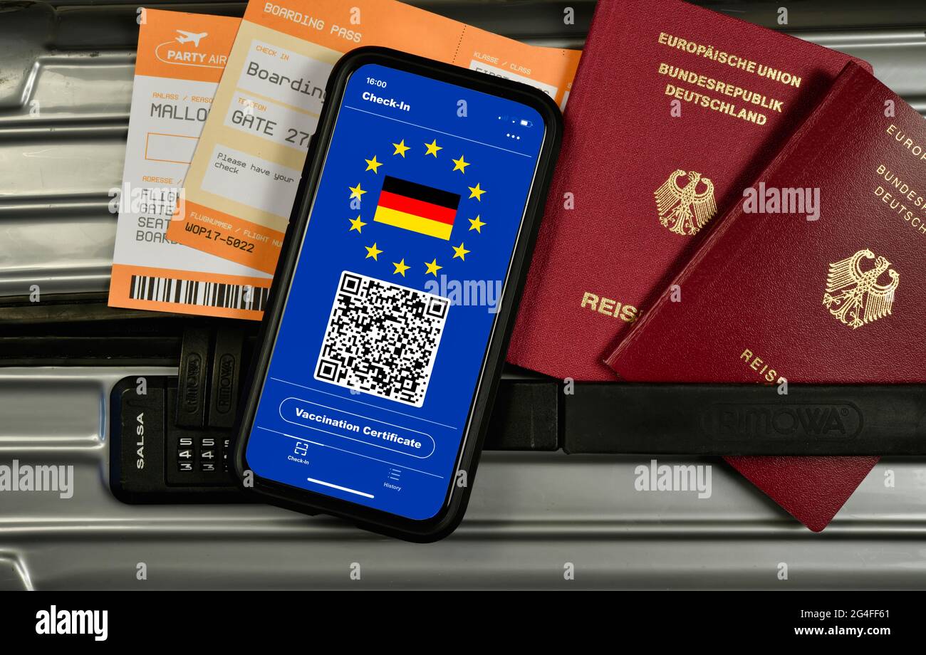 Symbol Foto-Impfung Privileg, auf Koffer liegen Smartphone mit ...
