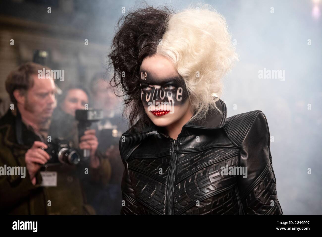 Cruella (2021) Regie: Craig Gillespie und mit Emma Stone als junge ...