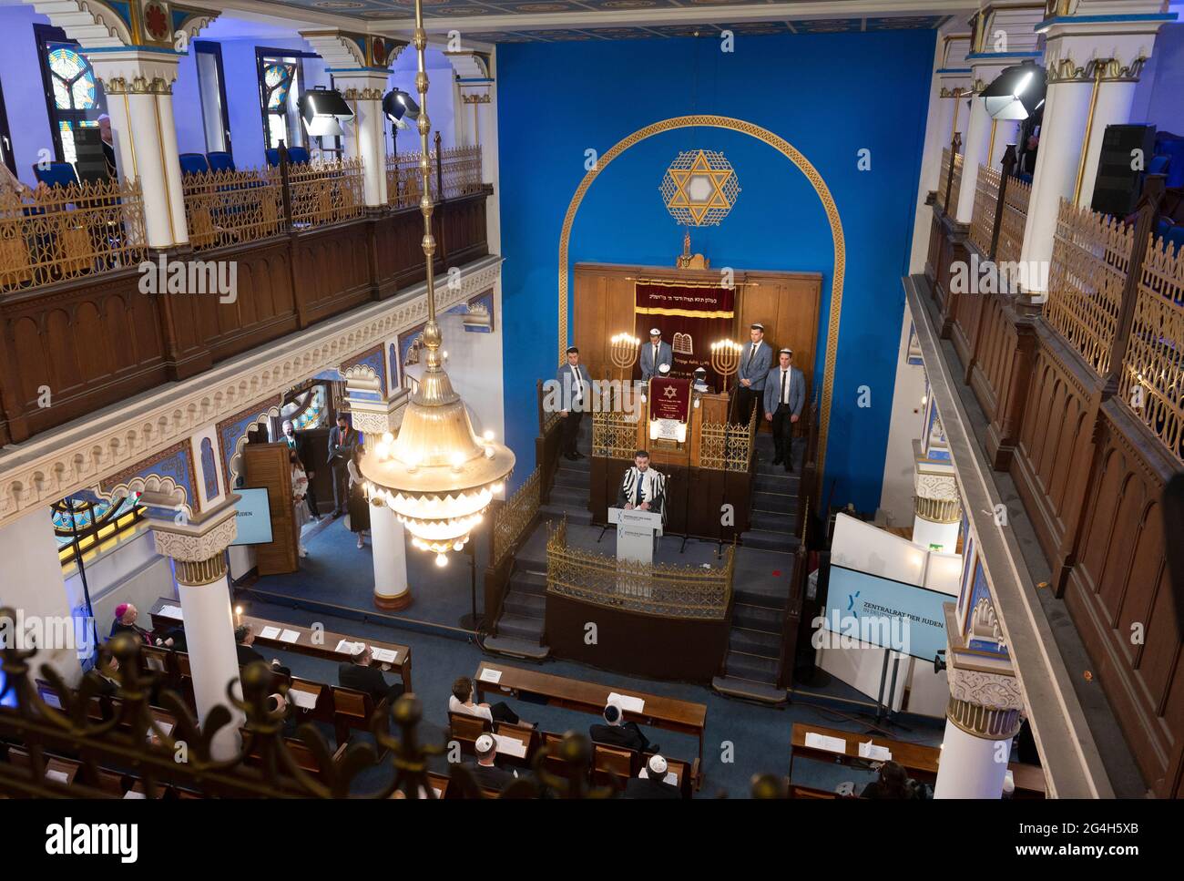 Leipzig, Deutschland. Juni 2021. Zsolt Balla, Volksrabbiner, spricht in ...