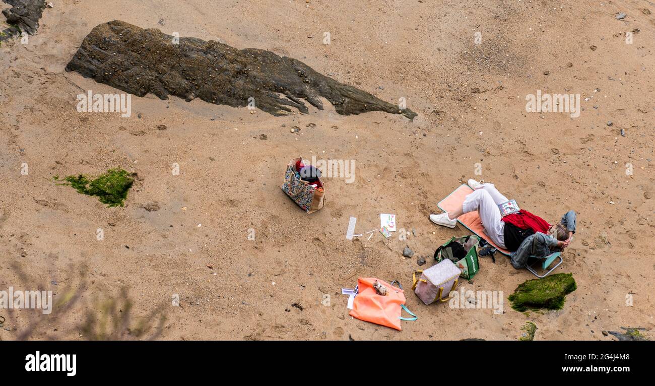 Person am strand liegen -Fotos und -Bildmaterial in hoher Auflösung – Alamy