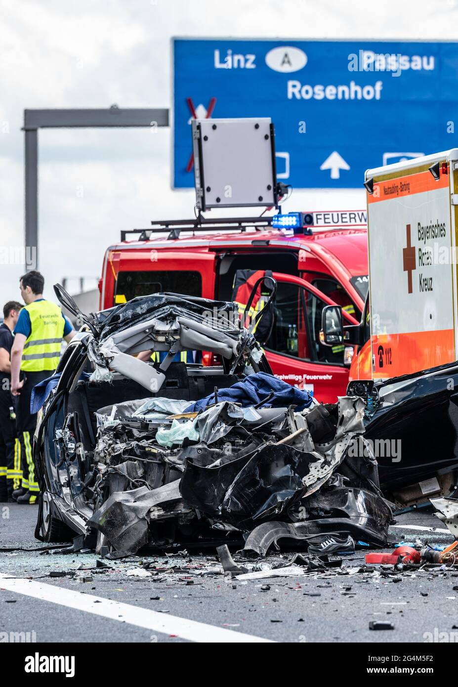 Regensburg, Deutschland. Juni 2021. Rettungskräfte sind nach einem Unfall mit mehreren Toten auf ...