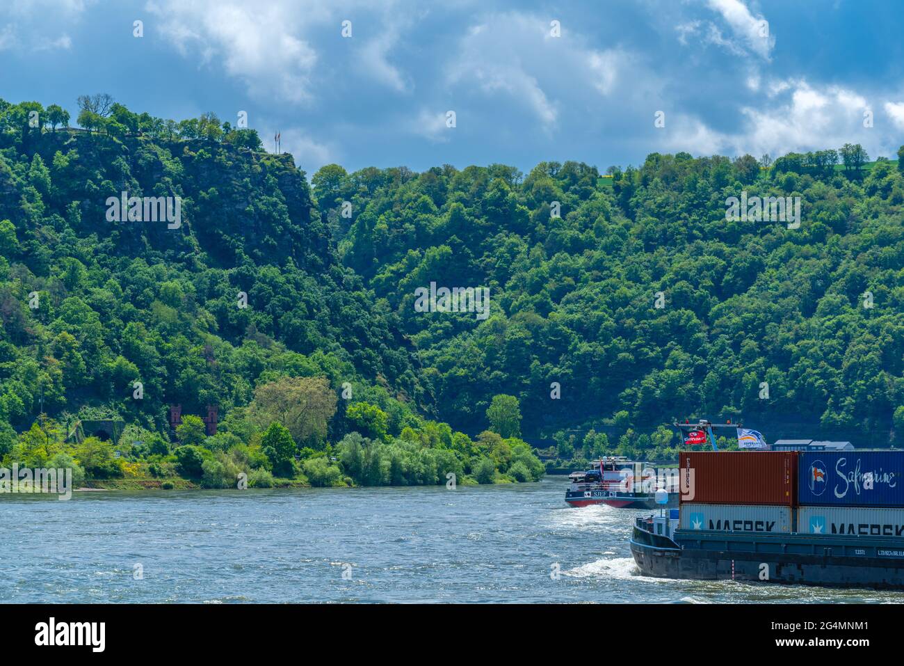 Binnenschifffahrt am legendären Loreley Rock am Rhein km555 ...