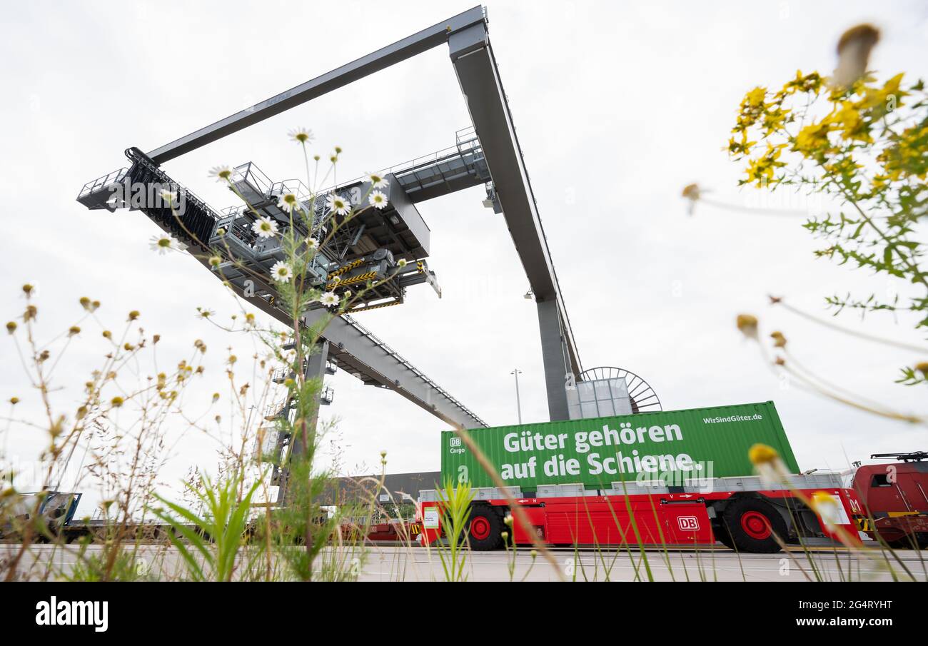 Lehrte, Deutschland. Juni 2021. Am Containerbahnhof MegaHub in der ...
