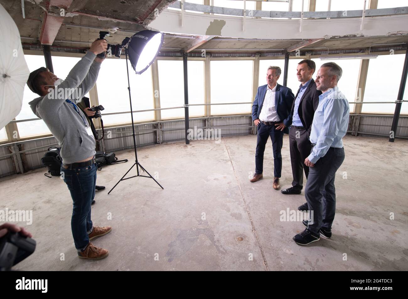 Dresden, Deutschland. Juni 2021. Ein Journalist (l.) fotografiert ...