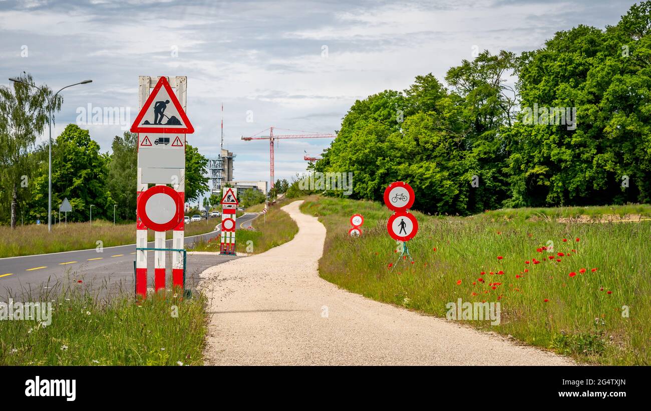 Straßenbauschild im Bau.Achtung- und Sicherheitssymbol. Rot-weißes ...