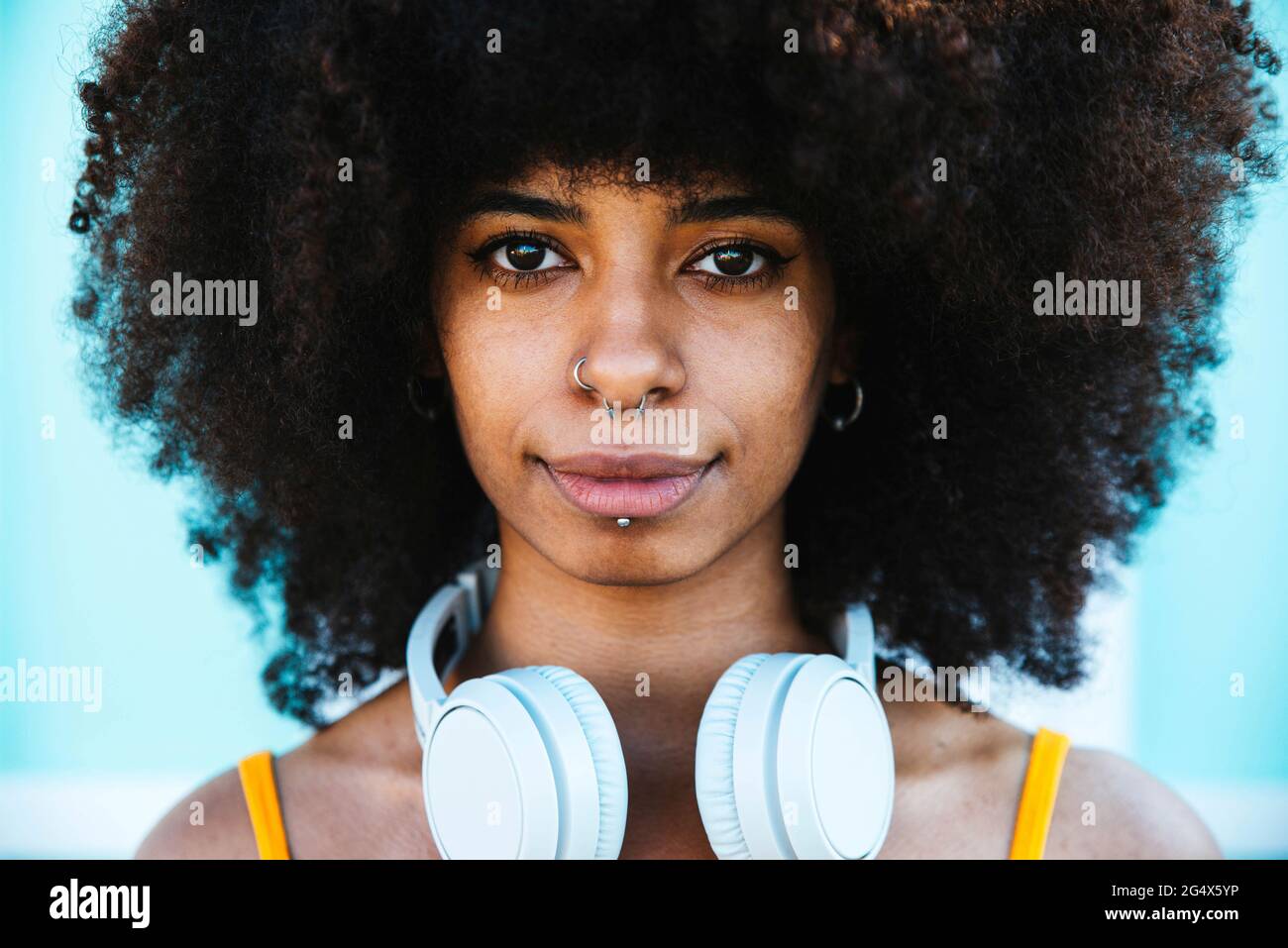 Nasenring frau -Fotos und -Bildmaterial in hoher Auflösung – Alamy