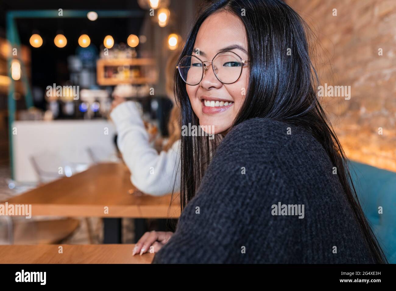 Zwei junge frauen sitzen in der bar -Fotos und -Bildmaterial in hoher ...