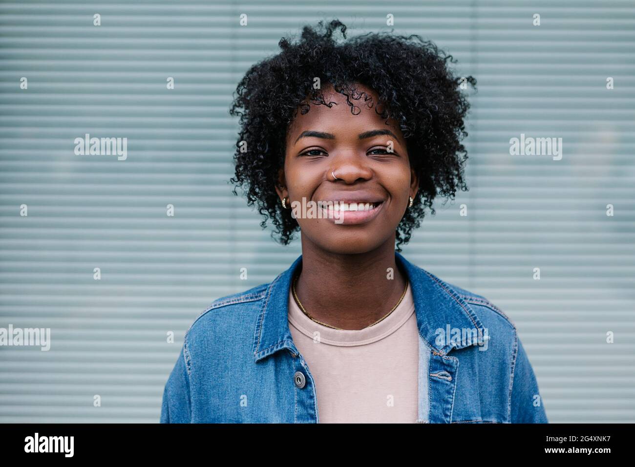 Frau steht vor -Fotos und -Bildmaterial in hoher Auflösung – Alamy