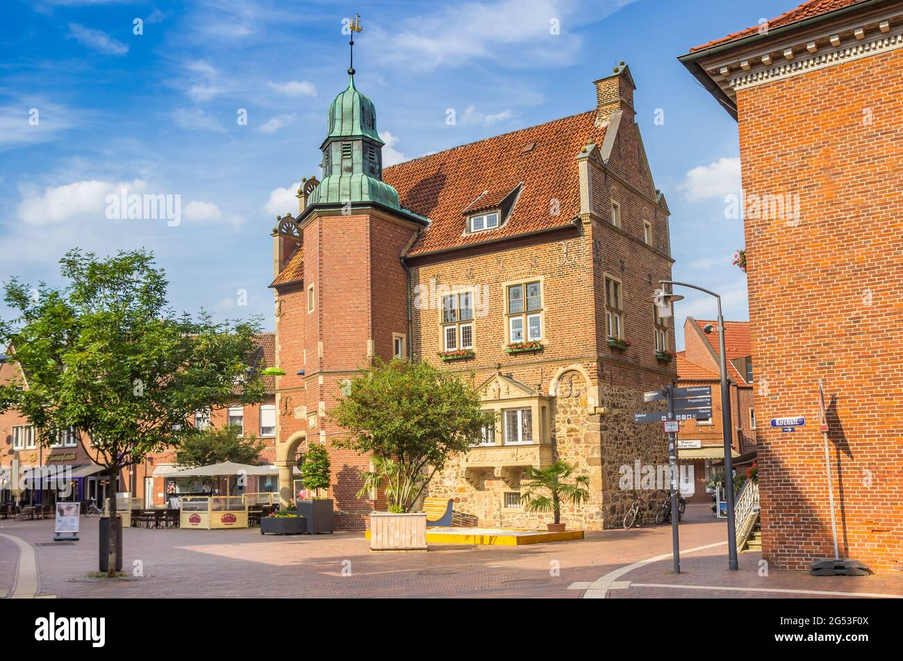 Historisches Rathaus auf dem Marktplatz von Meppen, Deutschland ...