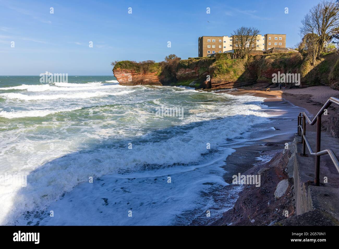 Ein stürmiger Tag mit Wellen am Strand von Fairy Cove in Paignton, Süd ...