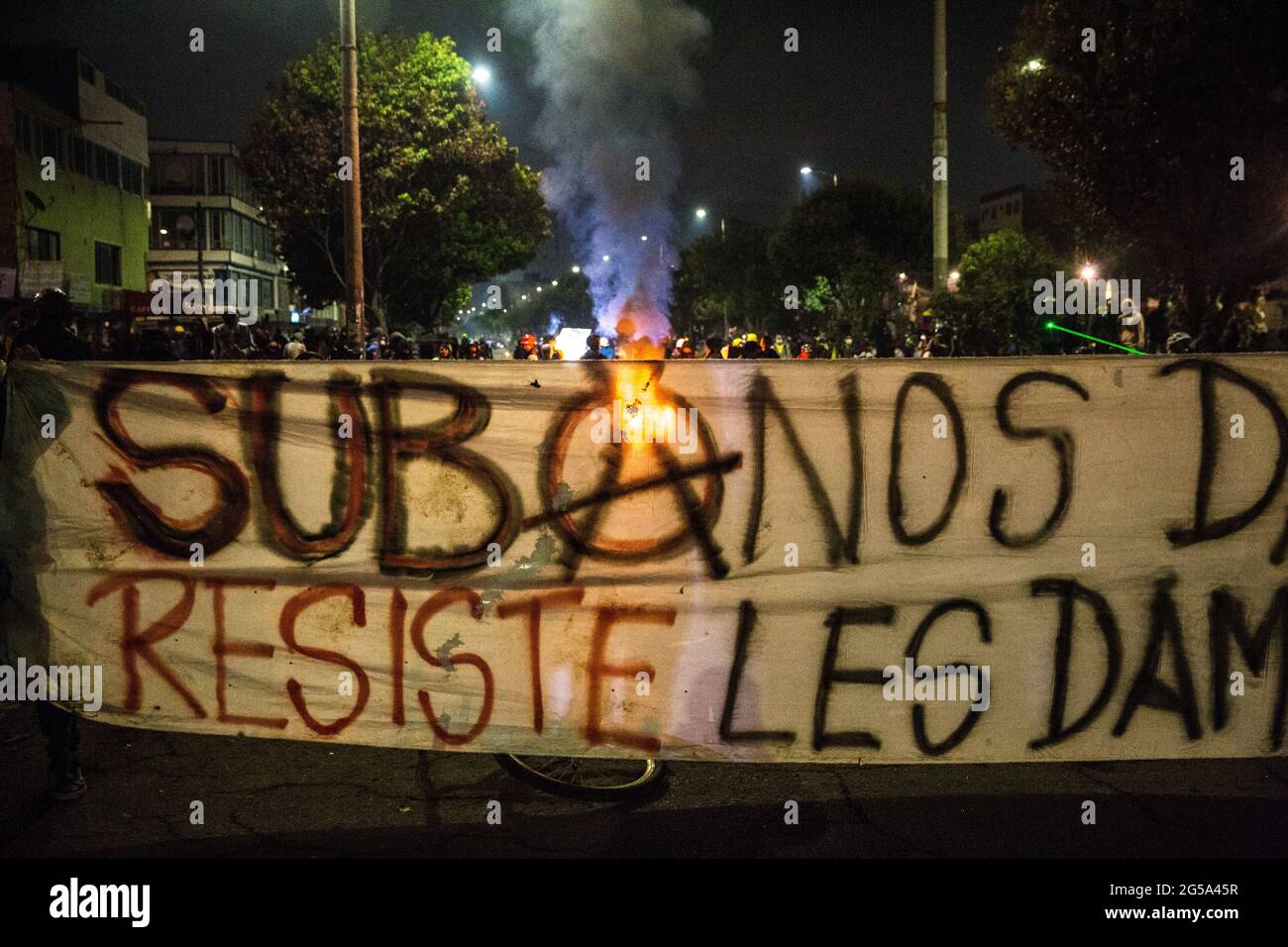 Hinter einer Gruppe von Demonstranten hängt während der Demonstration ...