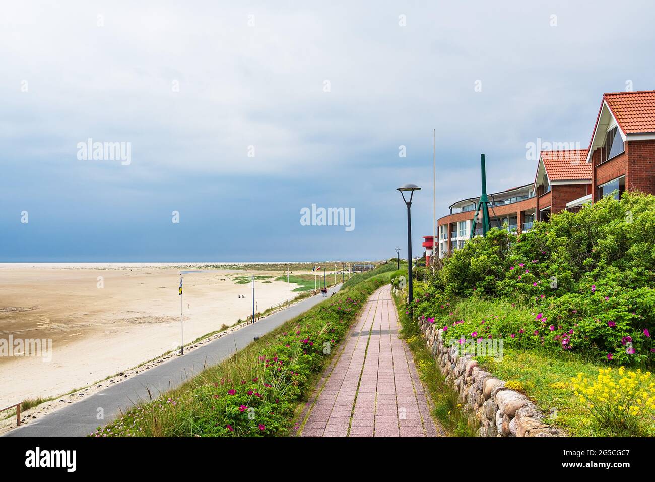 Strand und Promenade in Wittduen auf der Insel Amrum, Deutschland ...